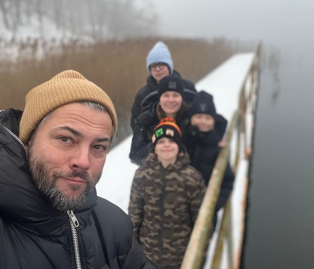 Oliver Janiak na nowym zdjęciu z synami. Ależ mu przystojniaki rosną ...