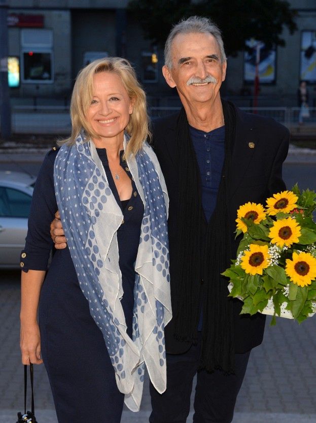 Szymon Majewski z żoną na premierze w teatrze (ZDJĘCIA) - Pudelek