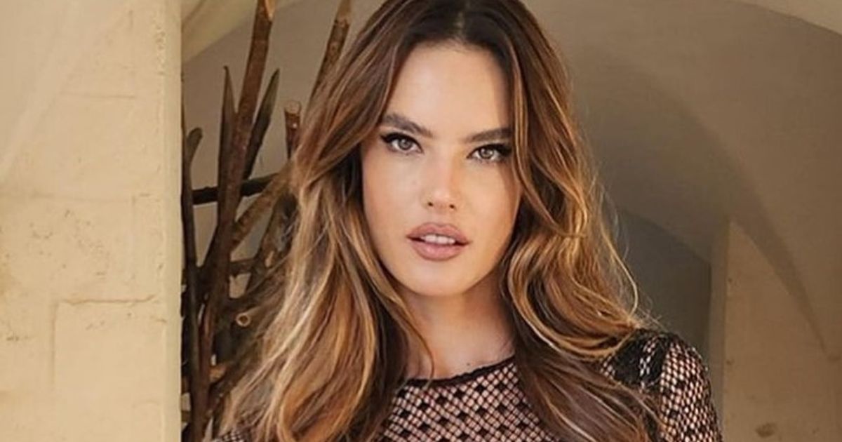 Włożyła "nagą mini". Pokazała zdjęcia z imprezy na jachcie - WP Kobieta