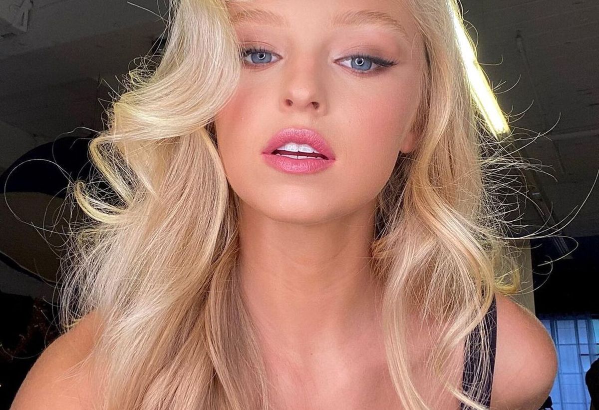 Wyszła na balkon w "miniówce". Stylizację uratowała marynarka - WP Kobieta