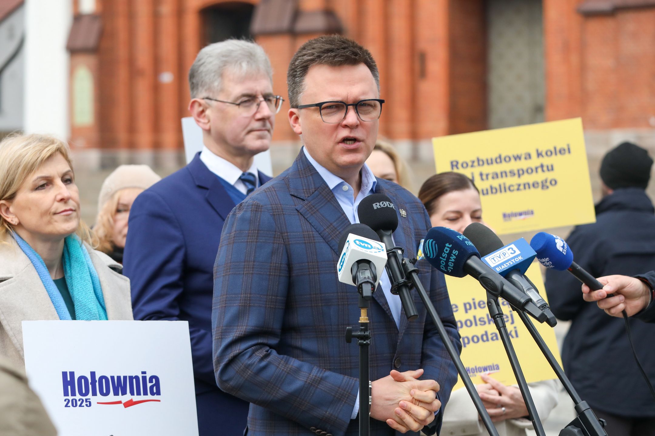 "Męska rozmowa" Hołowni z wyborcą. Padły wulgaryzmy