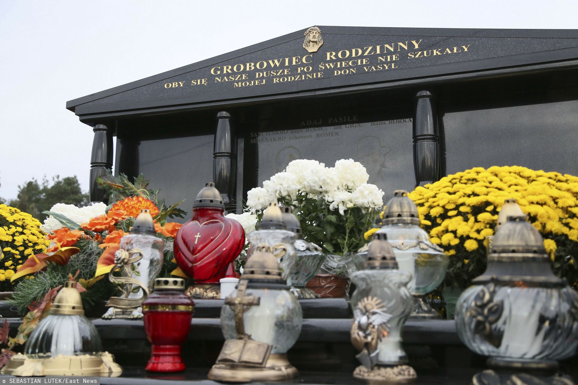 Tak Romowie obchodzą Wszystkich Świętych. "Mieszkańcy są przyzwyczajeni" - WP Turystyka