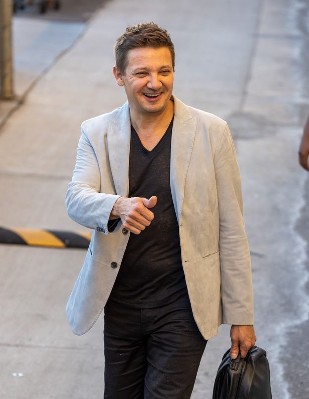 Jeremy Renner zabiera głos po wypadku i pokazuje selfie ze szpitala ...