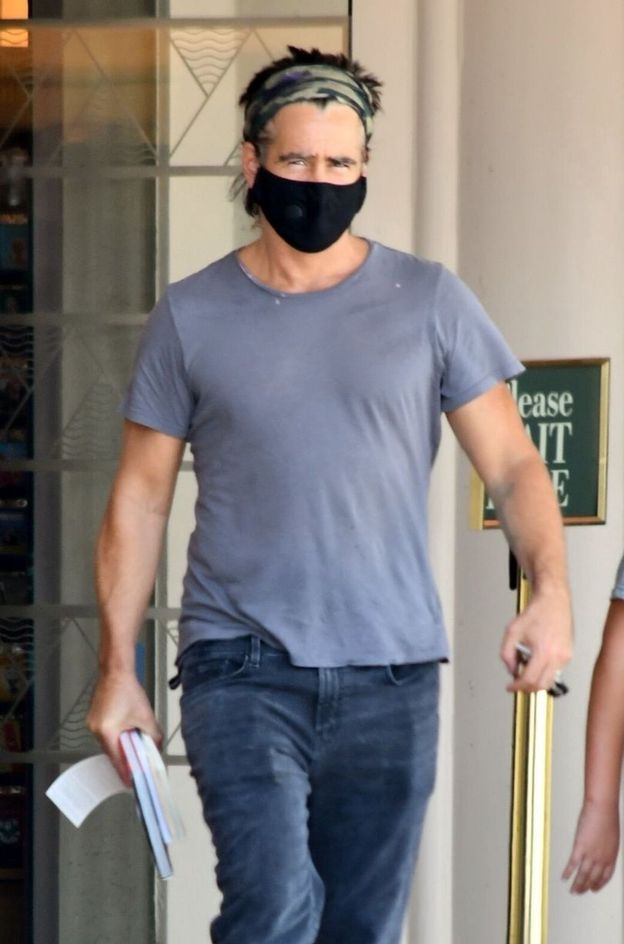 Przykładny tata Colin Farrell maszeruje w towarzystwie Henry'ego ...