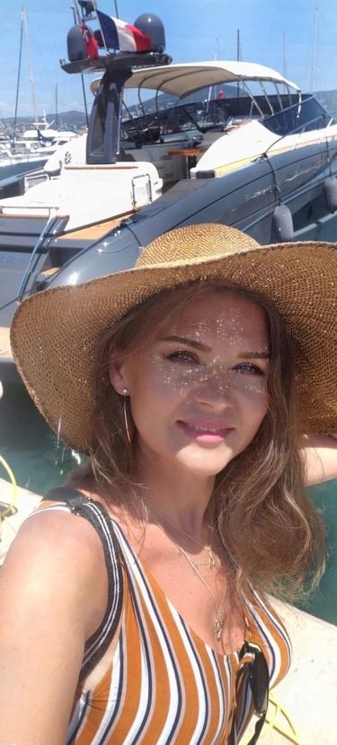 80-letni Andrzej Rosiewicz ma młodziutką żonę. Iwona jest w wieku jego ...