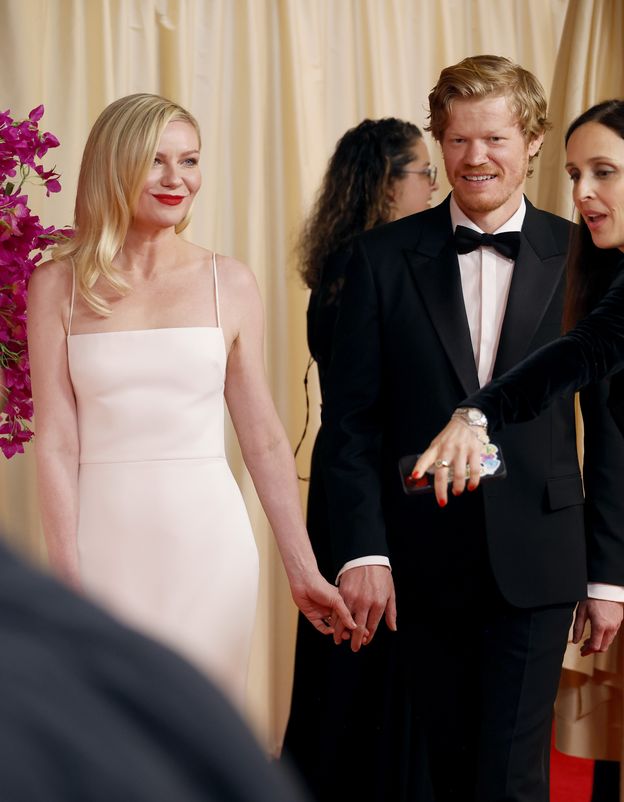 Wpadka na Oscarach. Kirsten Dunst potknęła się o stauetkę - Pudelek