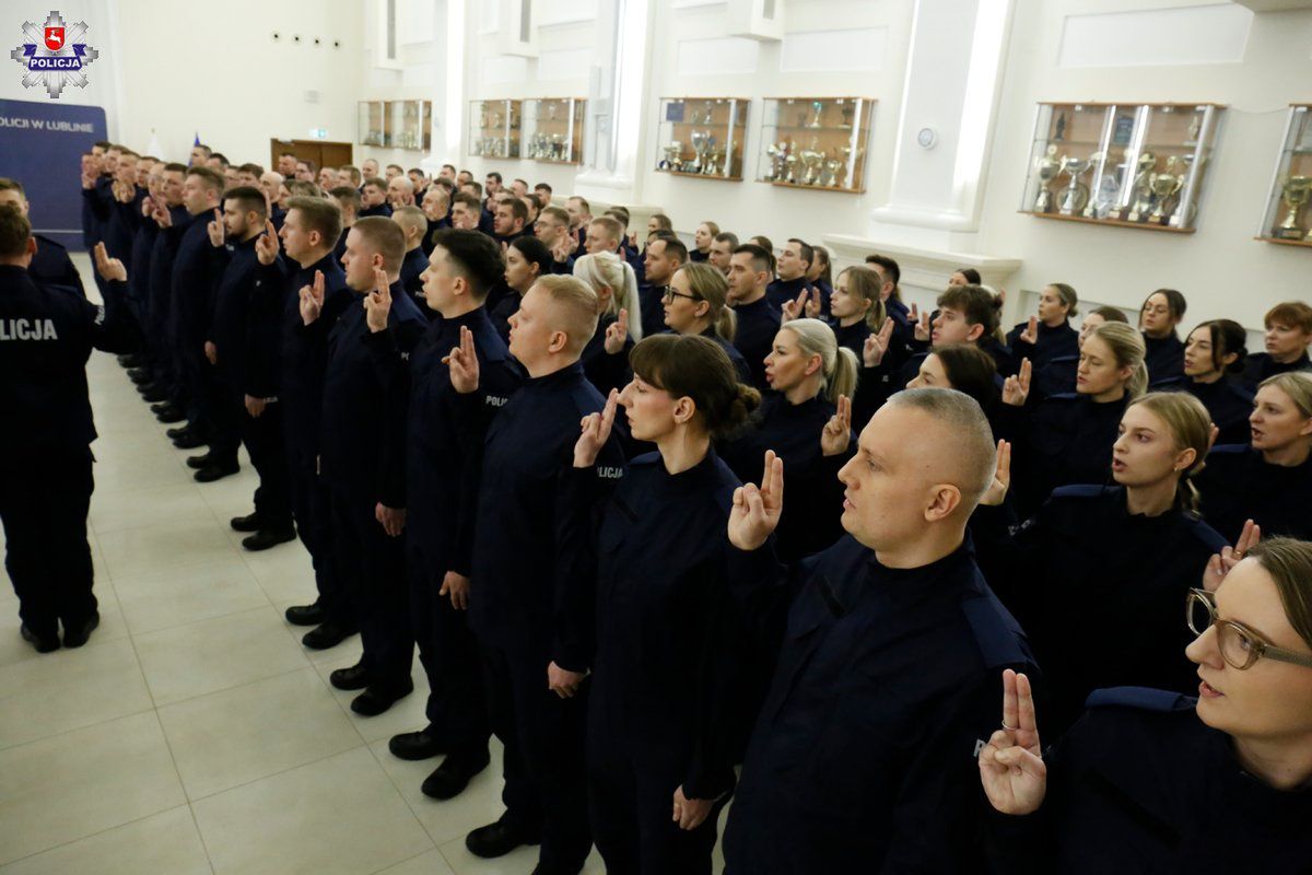 Lublin: Ponad 100 nowych policjantów złożyło przysięgę