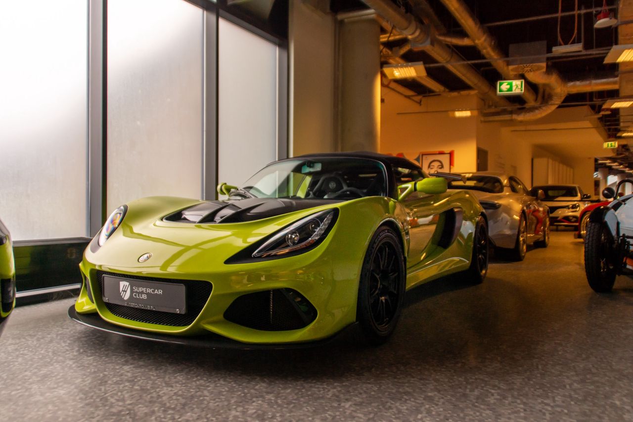 Ikony Motoryzacji wróciły do Warszawy. Kolekcja jest warta 70 mln zł ...