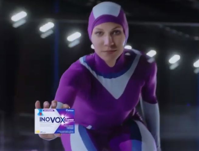 Inovox Express reklamowany jako "zwalczający ból gardła w minutę!"
