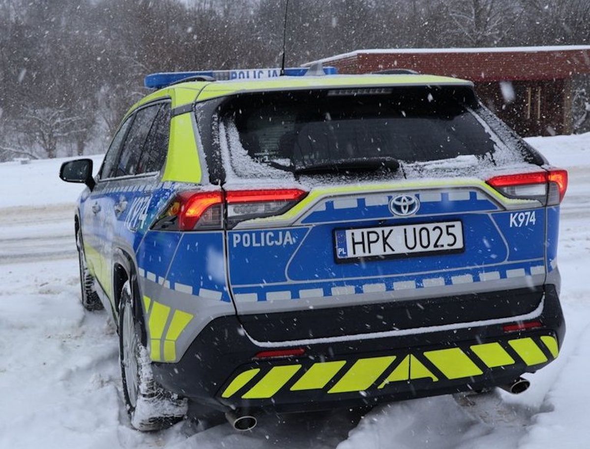 Znaleźli go w śnieżnej zaspie. Pijany 15-latek uratowany