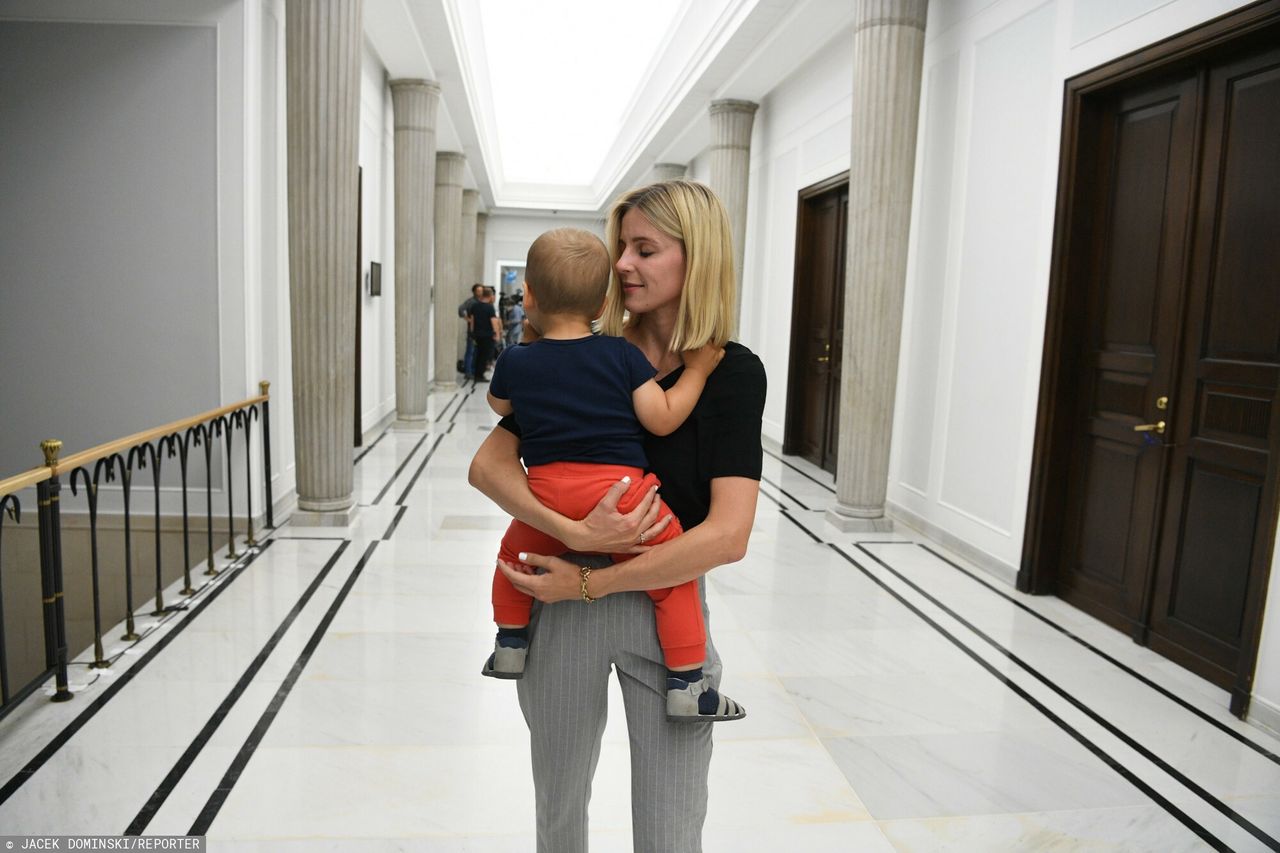 Aleksandra Gajewska przyszła do Sejmu z dzieckiem. "Czasem nie mamy wyboru"
