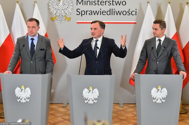 Pandora Gate: Wiceminister zaliczył WPADKĘ na konferencji! - Pudelek
