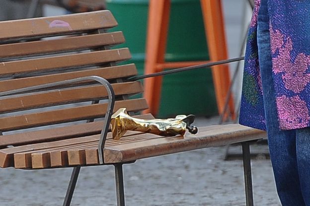 Gotowa na spotkanie ze Stingiem Monika Olejnik przechadza się po ...