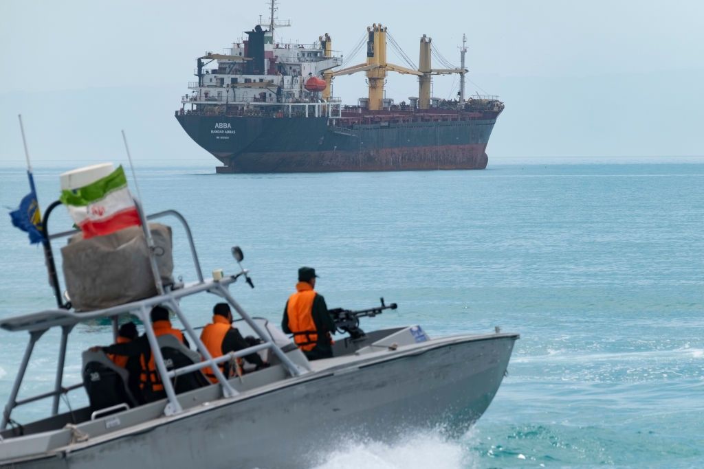 Cieśnina Ormuz pozostanie zamknięta. Iran grozi atakami na statki