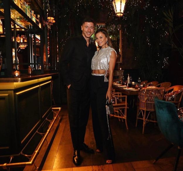 Anna Lewandowska w kusym, srebrnym topie obchodzi sylwestra z Robertem ... Anna Lewandowska w kusym, srebrnym topie obchodzi sylwestra z Robertem ...