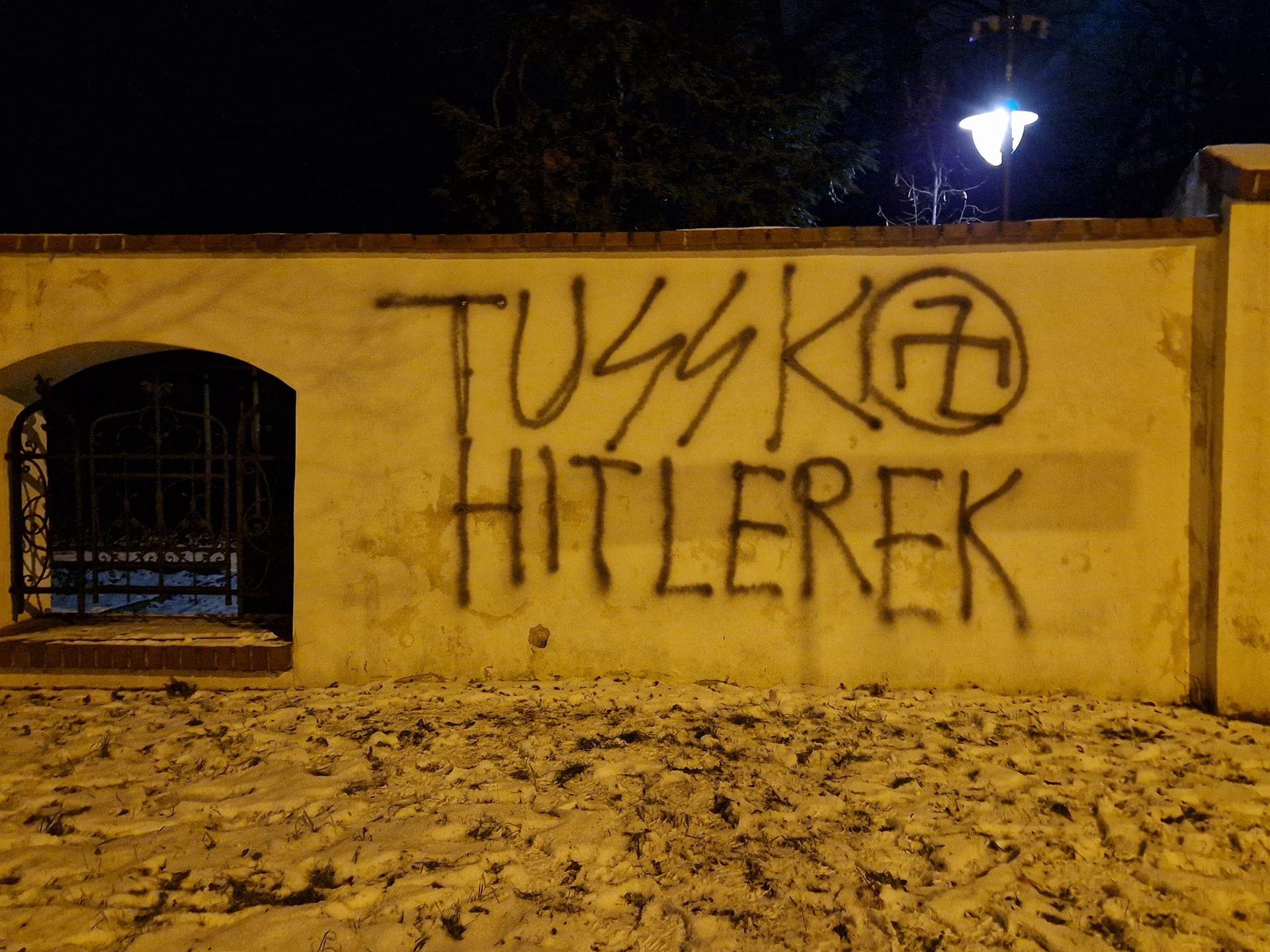 Znieważyli Tuska na murach kościoła. Grozi im długa odsiadka