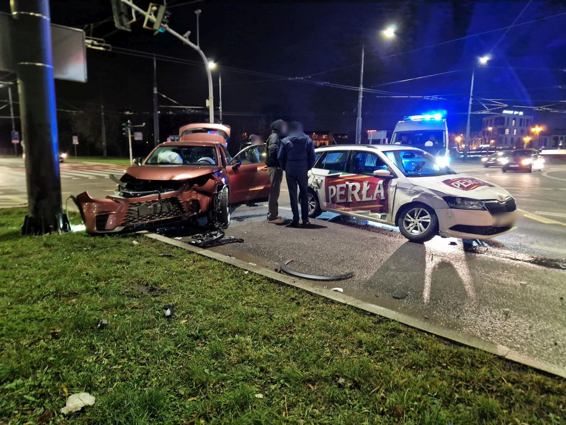 Lublin: Wjechał na czerwonym. Na rondzie doprowadził do zderzenia z lexusem