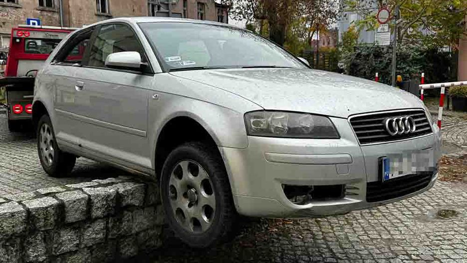 Zielona Góra: Zaparkował Audi na… murku. Kierowca z pasażerami uciekli