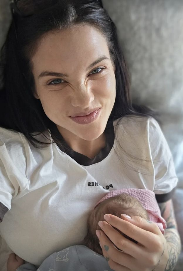 Karolina Gilon relacjonuje połóg. Musiała udać się do szpitala - Pudelek