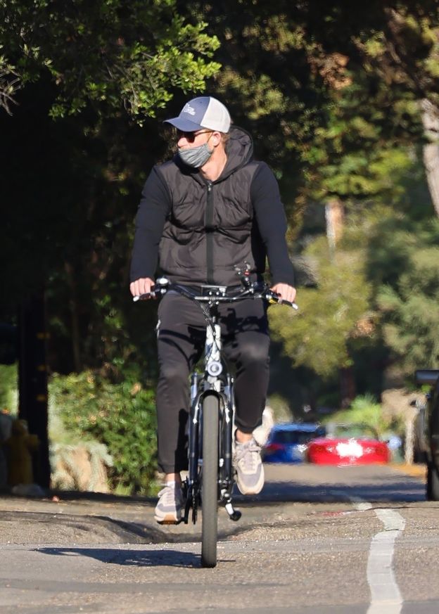 Wolny jak ptak Harry śmiga na rowerze po Los Angeles (ZDJĘCIA) - Pudelek