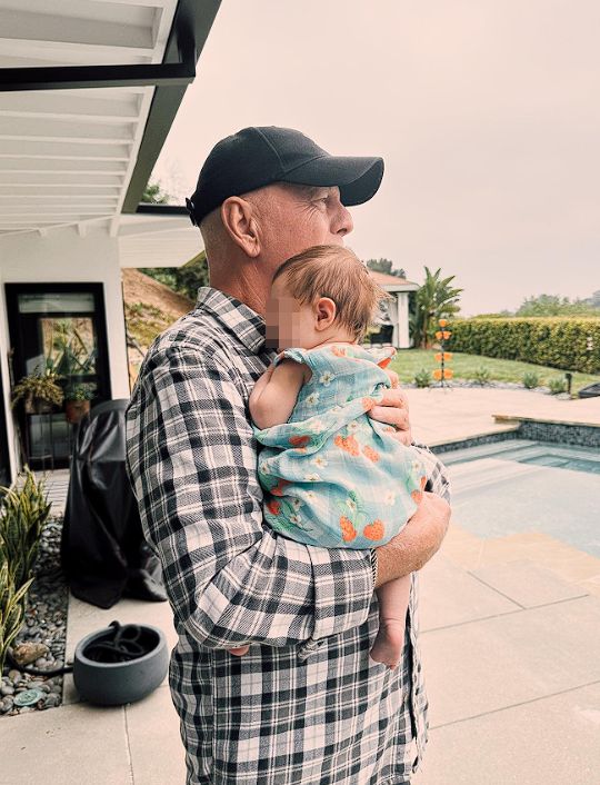 Nowe zdjęcie Bruce'a Willisa. Wzruszający obrazek - Pudelek