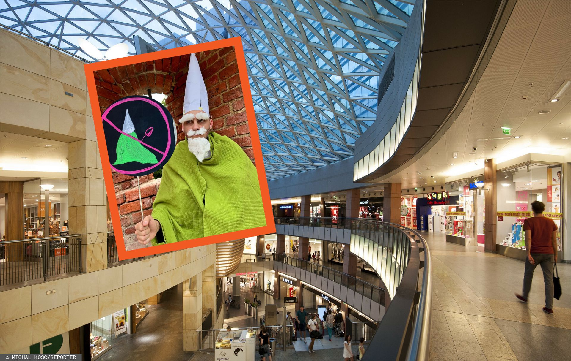 Zielony gnom terroryzuje pracowników galerii. "Trochę przerażające"