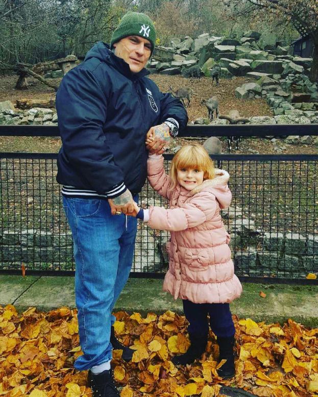 Popek pokazał matkę swojej córki! Wygląda... normalnie! - Pudelek