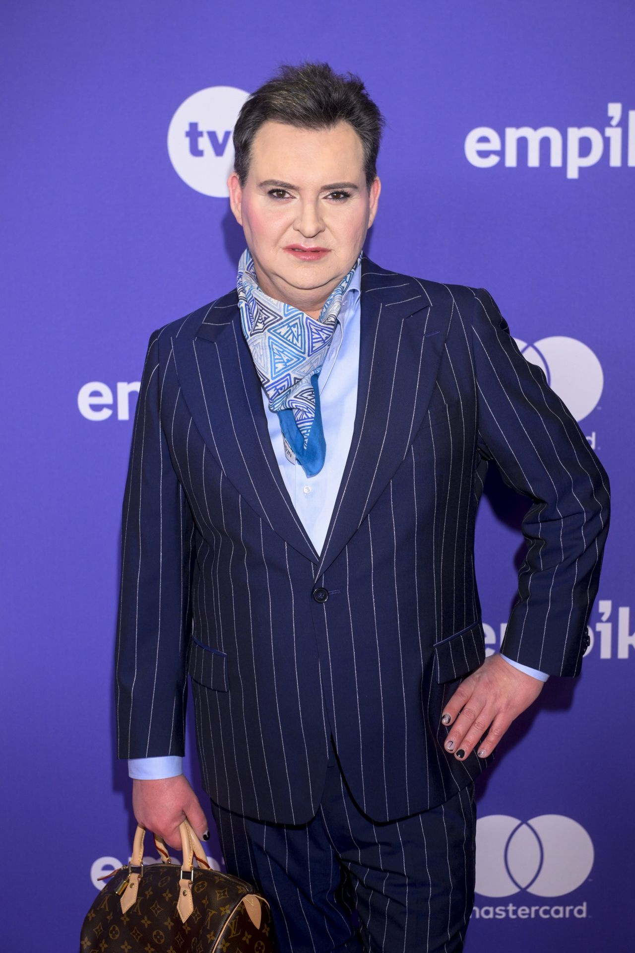 Michał Witkowski lansuje się torebką za tysiące złotych. Tak wystroił ...