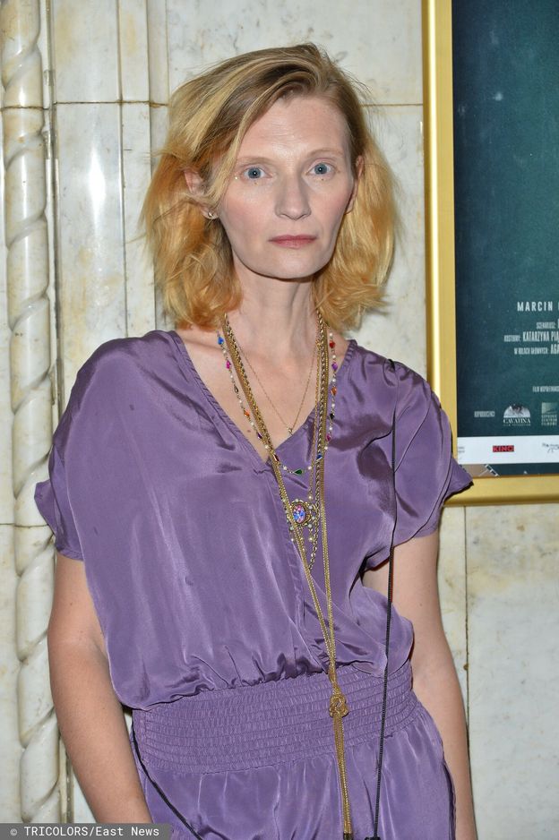 Poważna Agata Buzek pozuje na premierze filmu "Iluzja" (ZDJĘCIA) - Pudelek