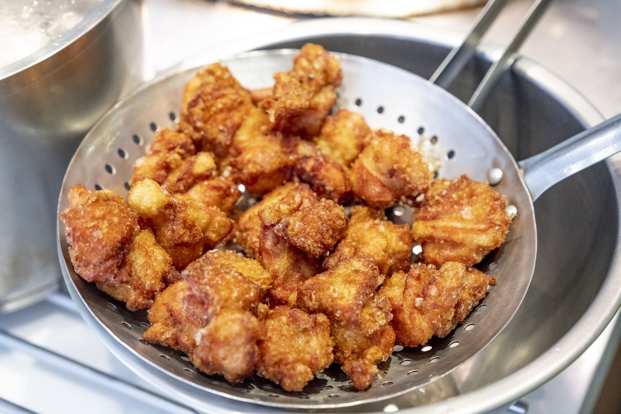 Przepis na mega chrupiącą panierkę. Nie tylko do kurczaka!