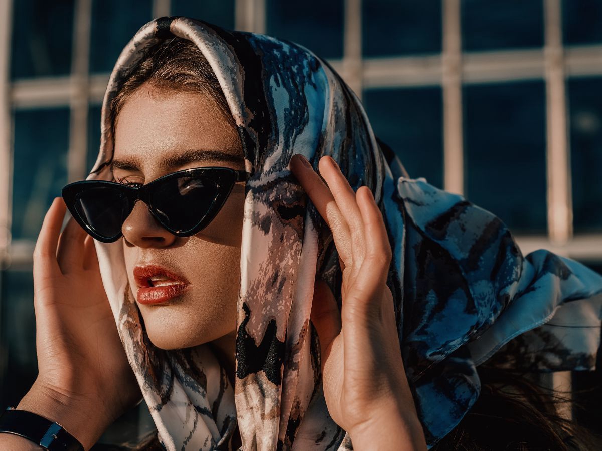 Apaszki damskie to elegancki sposób na podkręcenie stylizacji. Jak je nosić?