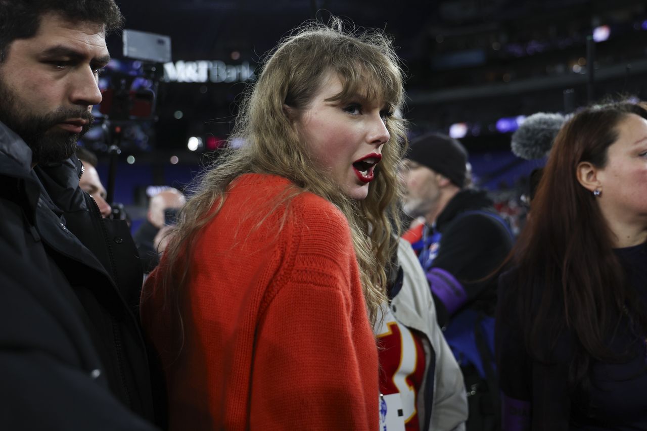 Taylor Swift Faces Mixed Reactions at AFC Championship, Chiefs Secure ... Taylor Swift Faces Mixed Reactions at AFC Championship, Chiefs Secure ...