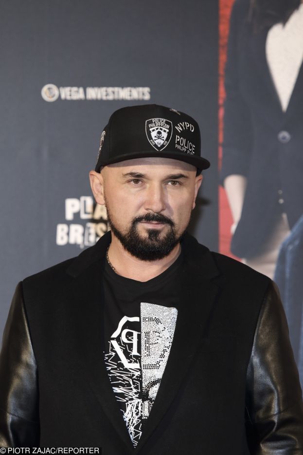 Dumna Kożuchowska pręży dekolt u boku odchudzonego Vegi na premierze ...