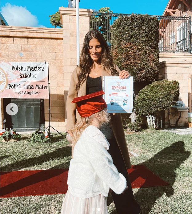 Weronika Rosati pozuje z córką. Pokazała dyplom z polskiej szkoły ...