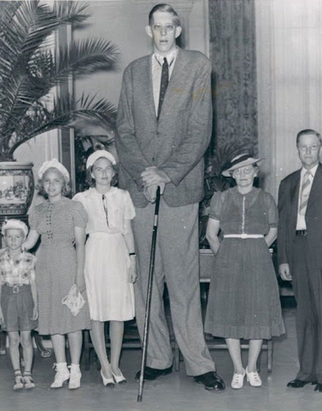 Robert Wadlow miał prawie 3 metry wzrostu. Zobacz historyczne zdjęcia