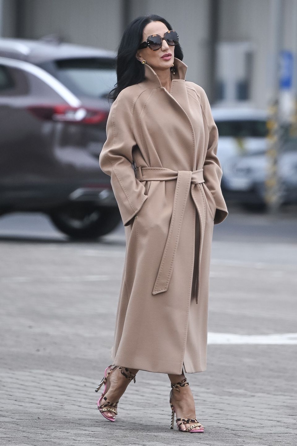 Justyna Steczkowska zrzuca płaszcz na parkingu i tańcuje ze Skolimem ...