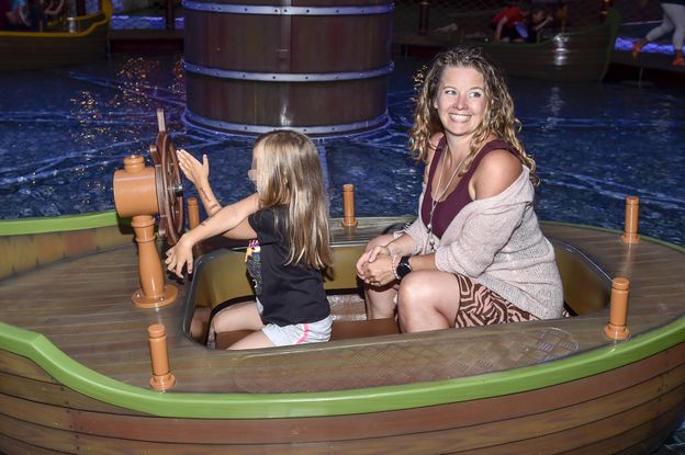 Iwona Węgrowska pręży biust i UJEŻDŻA PLASTIKOWEGO KONIA na otwarciu ...