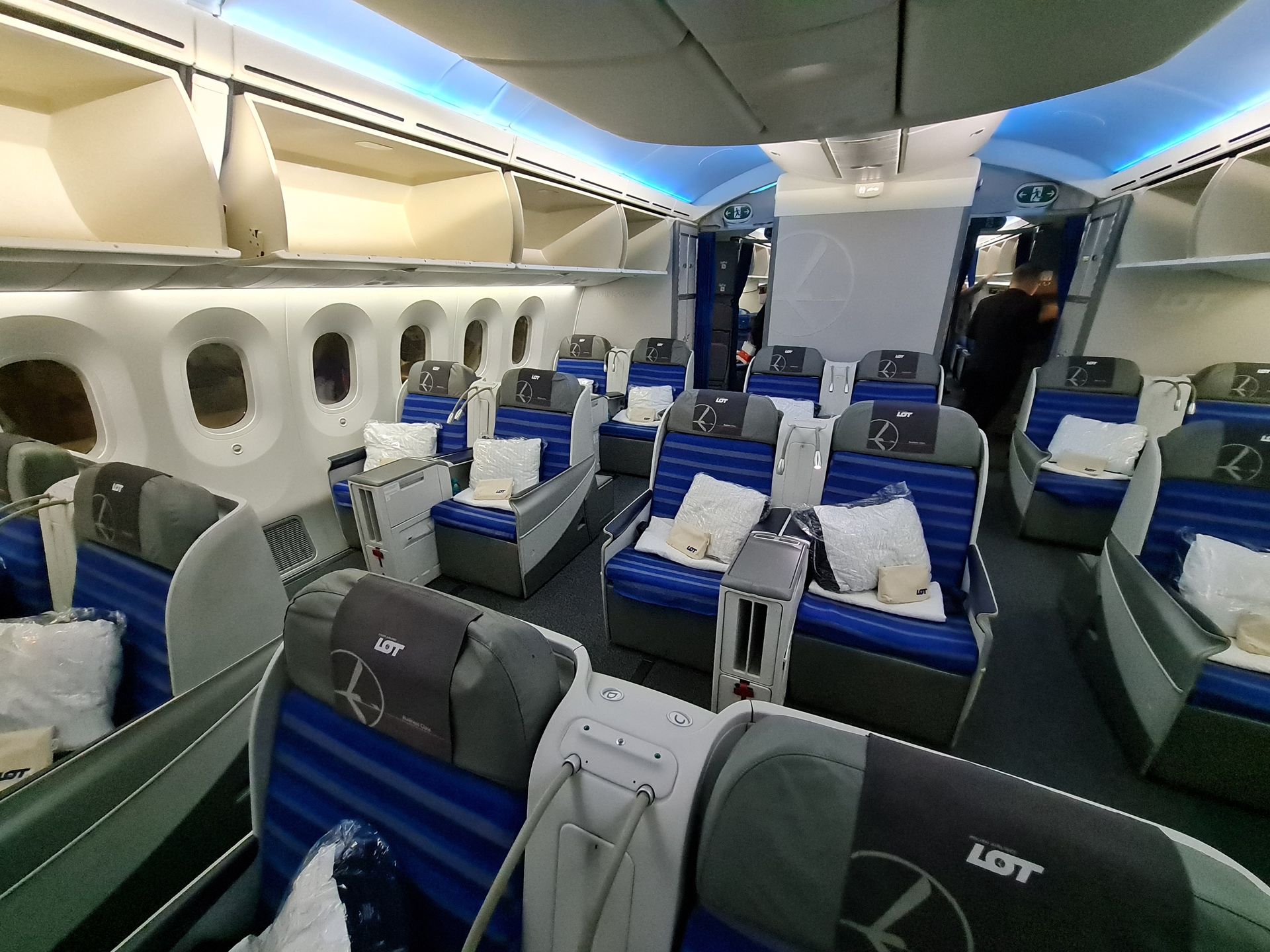 Za ocean w klasie biznes LOT-u. Płaskie łóżko, podniebna restauracja i ...