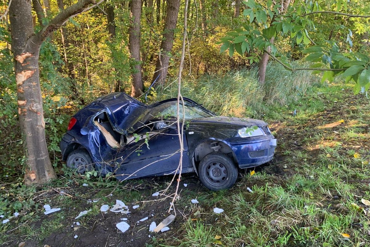 20-latka dachowała na łuku drogi. Samochód do kasacji