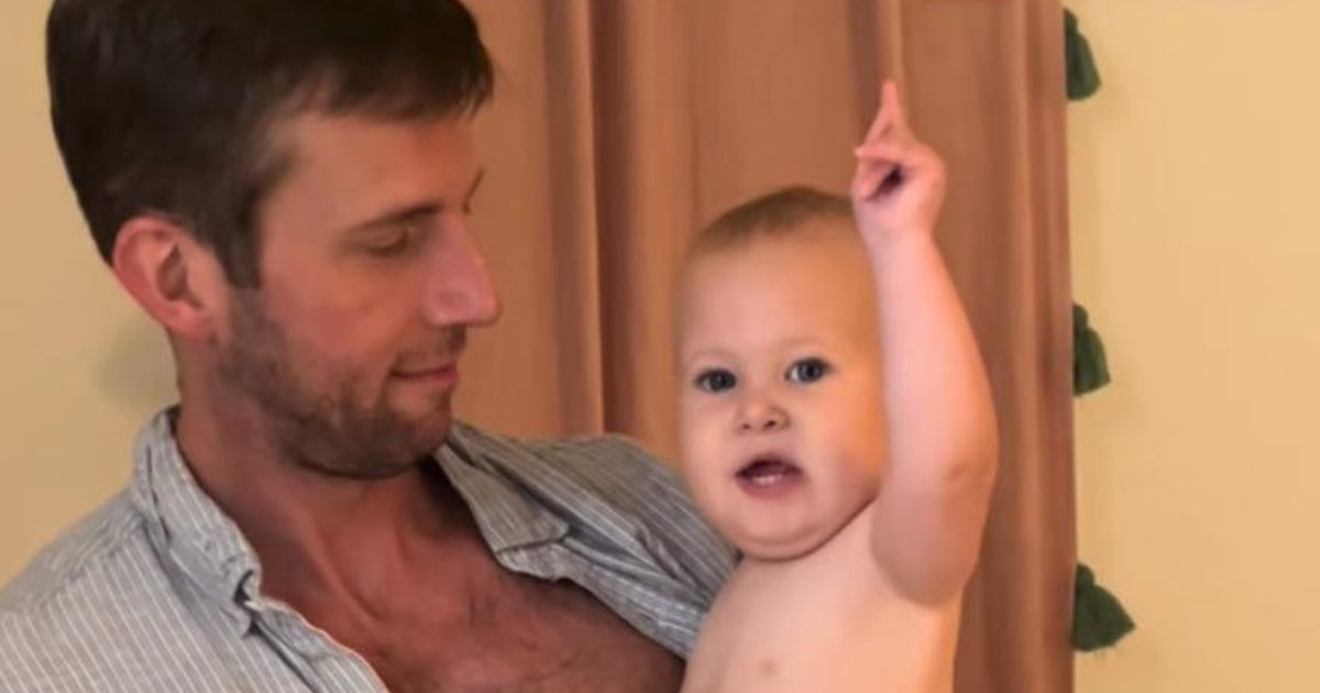 Dystyngowane niemowlę hitem internetu. O co chodzi ze "świadomym dzieckiem"? - Vibez