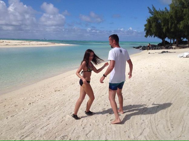 Rzadki widok: Justyna Dobrosz-Oracz POZUJE W BIKINI u boku męża - Pudelek