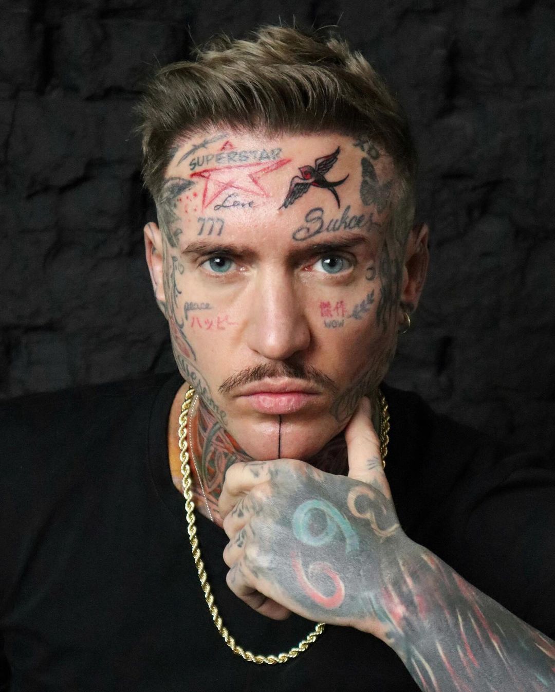 Przecież zaraz zabraknie mu miejsca! Stifler ma kolejne tatuaże na twarzy