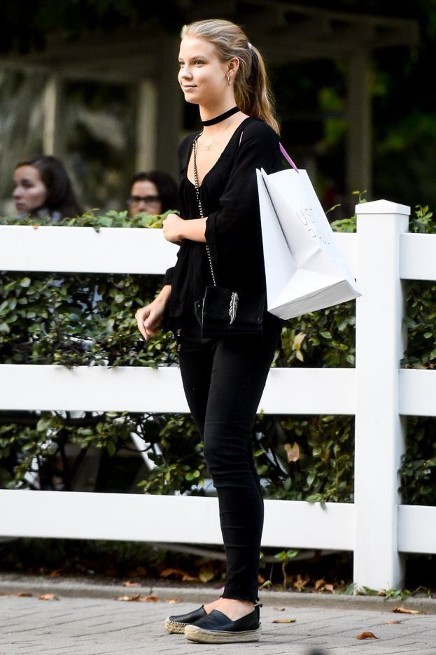 Modelka Iga Lis wraca z zakupów (ZDJĘCIA) - Pudelek