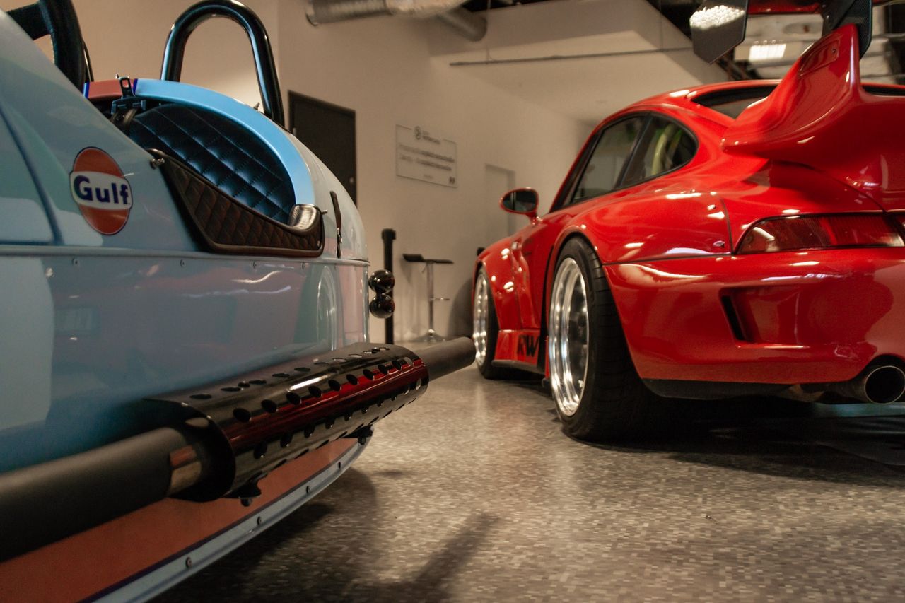 Ikony Motoryzacji wróciły do Warszawy. Kolekcja jest warta 70 mln zł ...