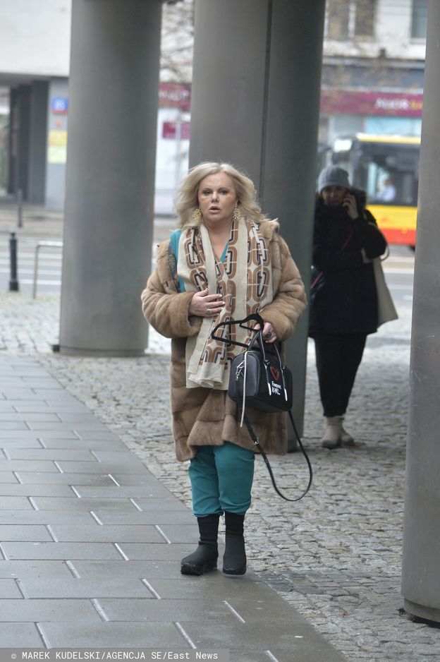 Joanna Kurowska w futrze i z torebką za 700 złotych macha do paparazzi ...
