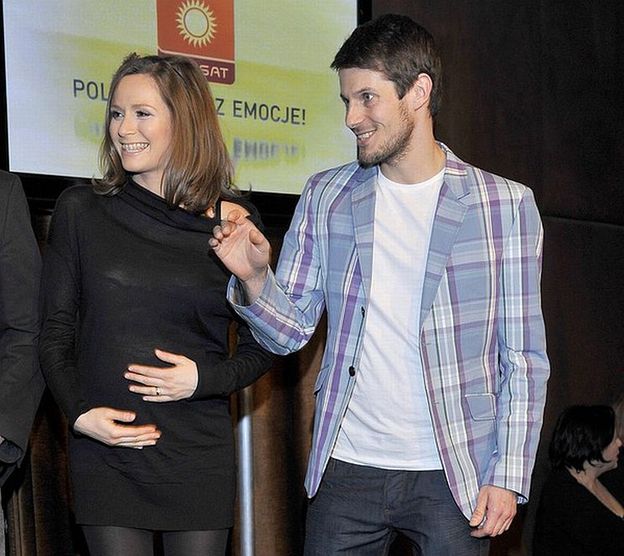 Czyj to brzuszek? - Pudelek