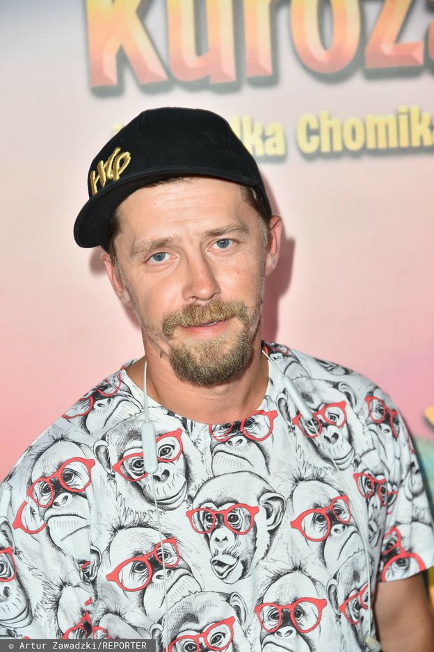 Dawno niewidziany Bartosz Obuchowicz odwiedził ściankę z żoną i TRZEMA CÓRKAMI. Bardzo się ...