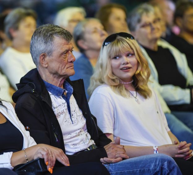 Został ojcem, gdy miał 52 lata. Tak wygląda teraz jego 15-letnia córka ...