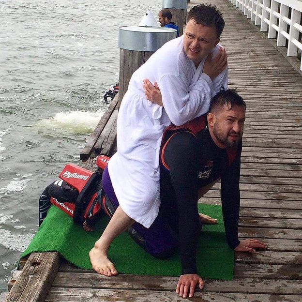 Hołownia siedzi na plecach Prokopa. Spójrzcie tylko na to zdjęcie. Hit ...