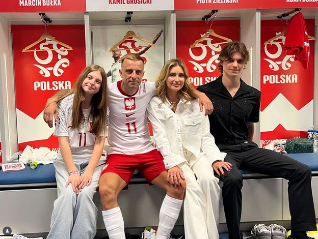 Grosicka postawiła na głęboki dekolt. Tak wspierała męża - Pudelek